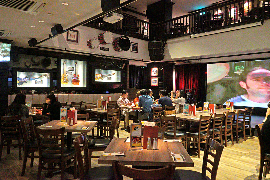 We Finally Tried Hard Rock Cafe s Singapore Satay Burger We Finally Tried Hard Rock Cafe s Singapore Satay Burger